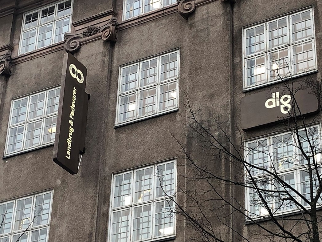 Udhængsskilte i hele Danmark – stilfuld skiltning | Læs mere her!